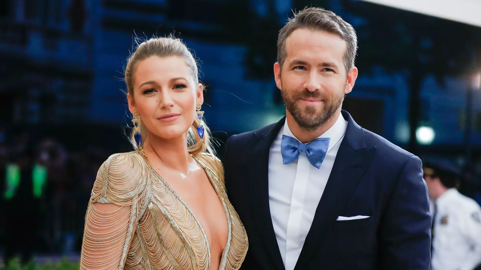 Ryan Reynolds ĵus donis la plej dolĉan kapjeson al sia edzino ĉe la Met Gala