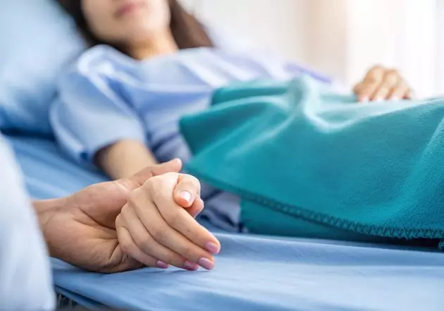 Рак на јајници: жена се теши на својот болнички кревет