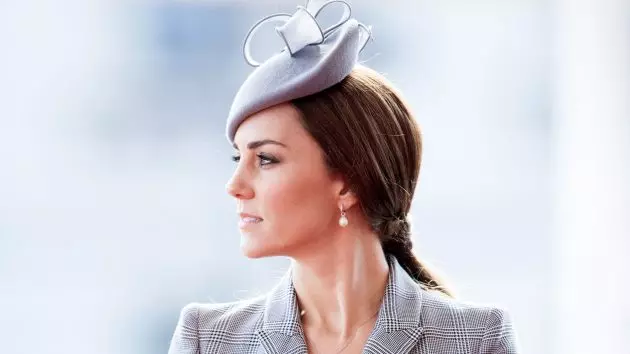 Jeśli spojrzysz na zdjęcia Kate Middleton, zdasz sobie sprawę, że nosi ten jeden dodatek do WSZYSTKIEGO