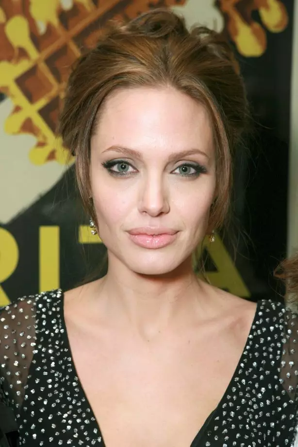 Angelina Jolie: Chisinthiko cha kukongola