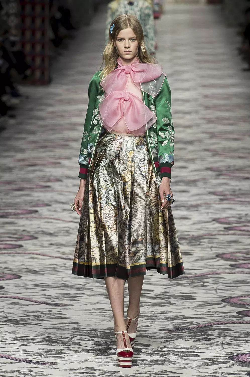Alexa Chung Dan Salma Hayek Menghadiri Pertunjukan Fesyen Gucci SS16 26354_2