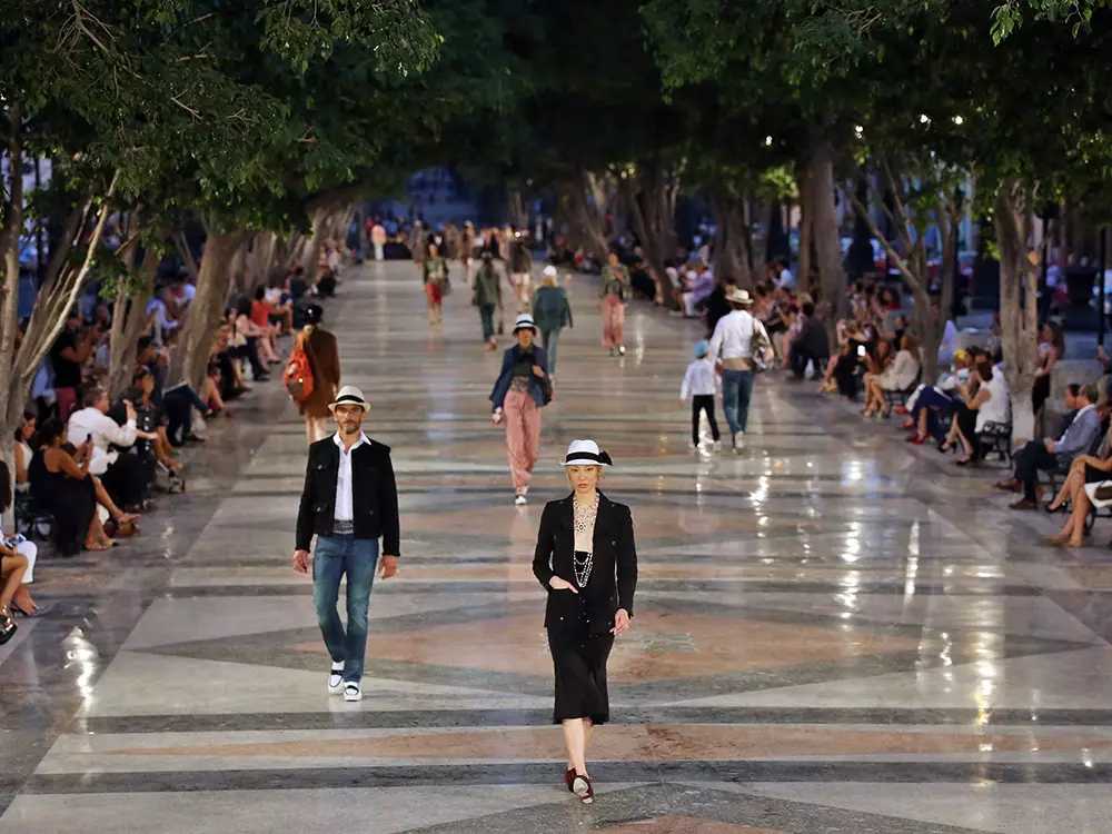 Desfile de moda Chanel Cruise 2017 na Habana, Cuba: Karl Lagerfeld presenta o desfile pre-primavera 2017 27084_1