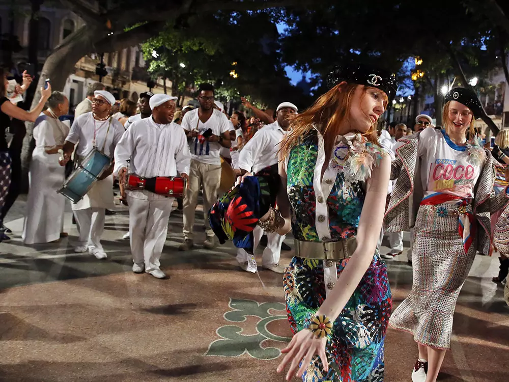 Desfile de moda Chanel Cruise 2017 na Habana, Cuba: Karl Lagerfeld presenta o desfile pre-primavera 2017 27084_6