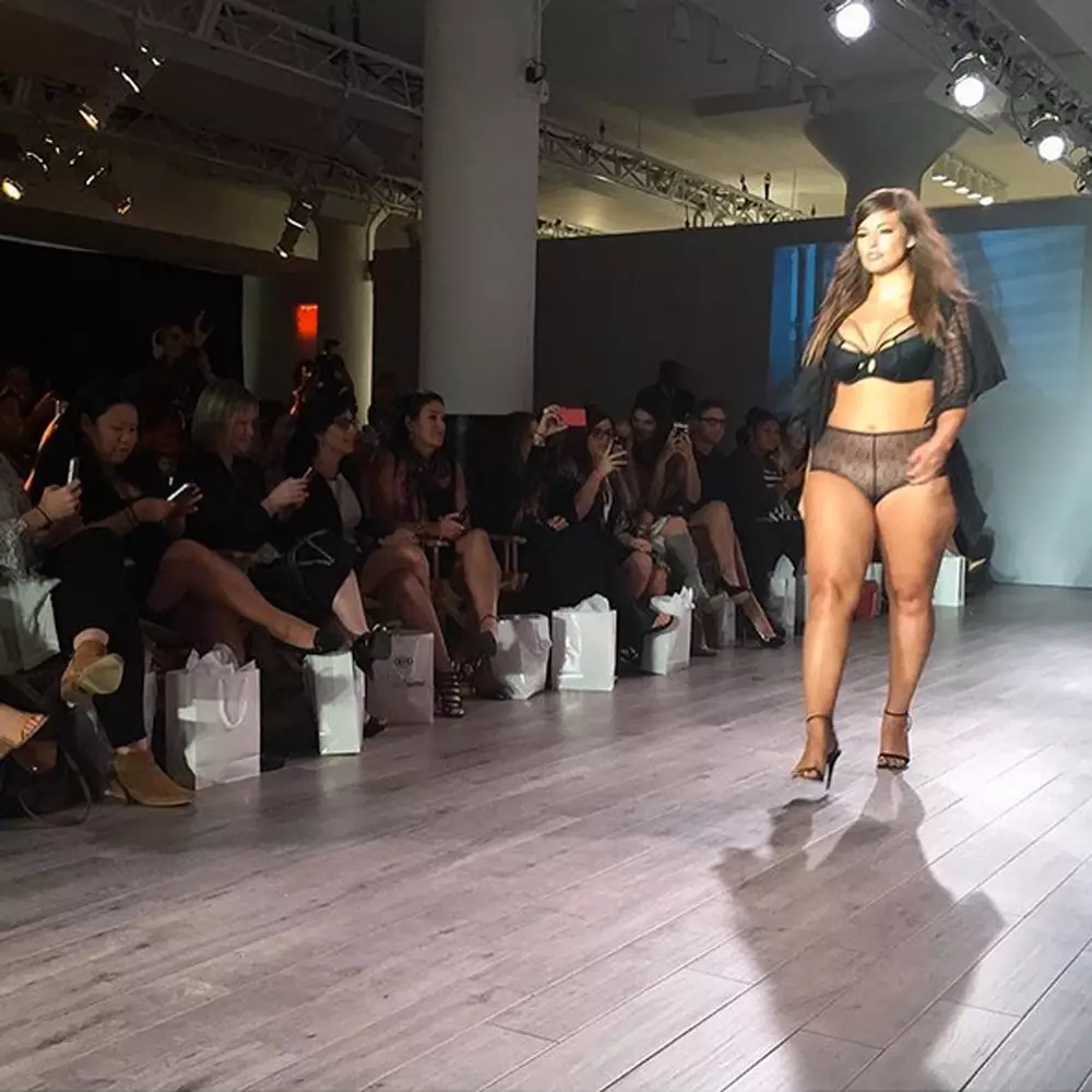 Ang Plus-Size nga Model Ashley Graham Naglakaw Sa Sexy Lingerie Sa NYFW Runway 27326_1