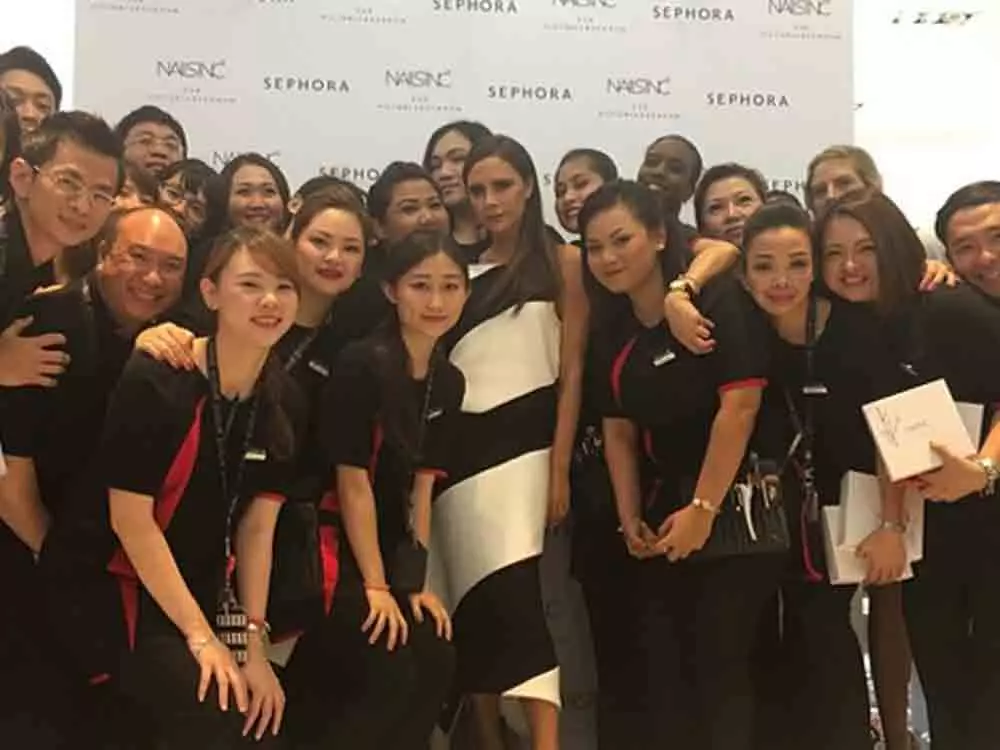 #FightTheFrizz! Victoria Beckham Berjuang Untuk Mengontrol Rambut Bergelombang Liar Di Singapura 27600_3