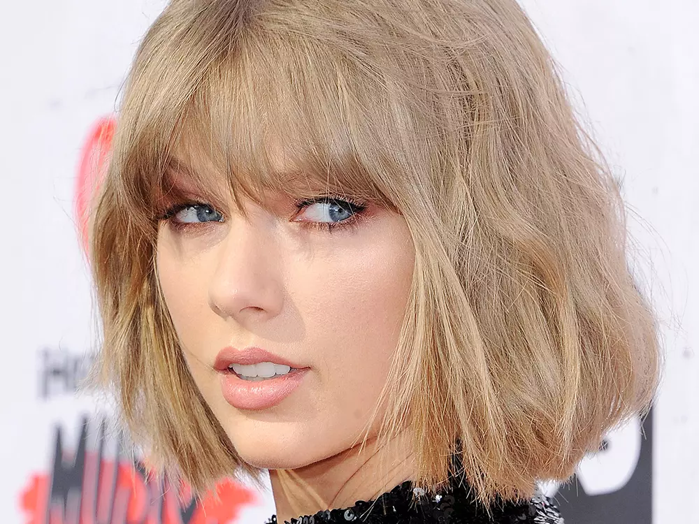 Varinis akių makiažas – kaip sukurti Taylor Swift iHeart Music Awards įvaizdį