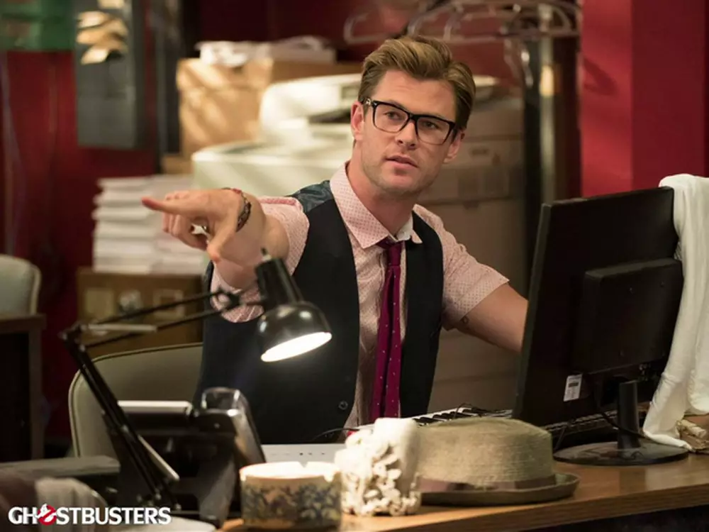 Chris Hemsworth interpreterà la receptionist nel film di Ghostbusters tutto al femminile 27764_1