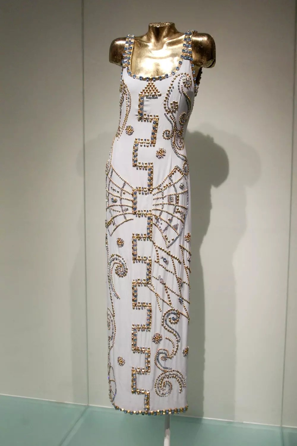Расшитое бисером платье принцессы Дианы от Versace выставлено на аукцион - вы не поверите, за сколько... 27768_1