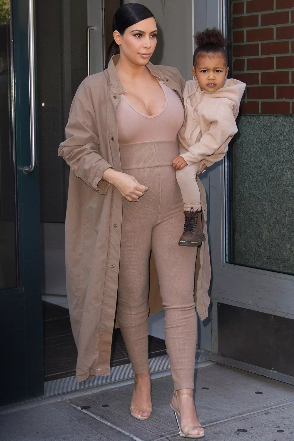 Canmol Kim Kardashian Am Ei Sylwadau Gonest ar Feichiogrwydd: 'Dyma Brofiad Gwaethaf Fy Mywyd' 27857_1