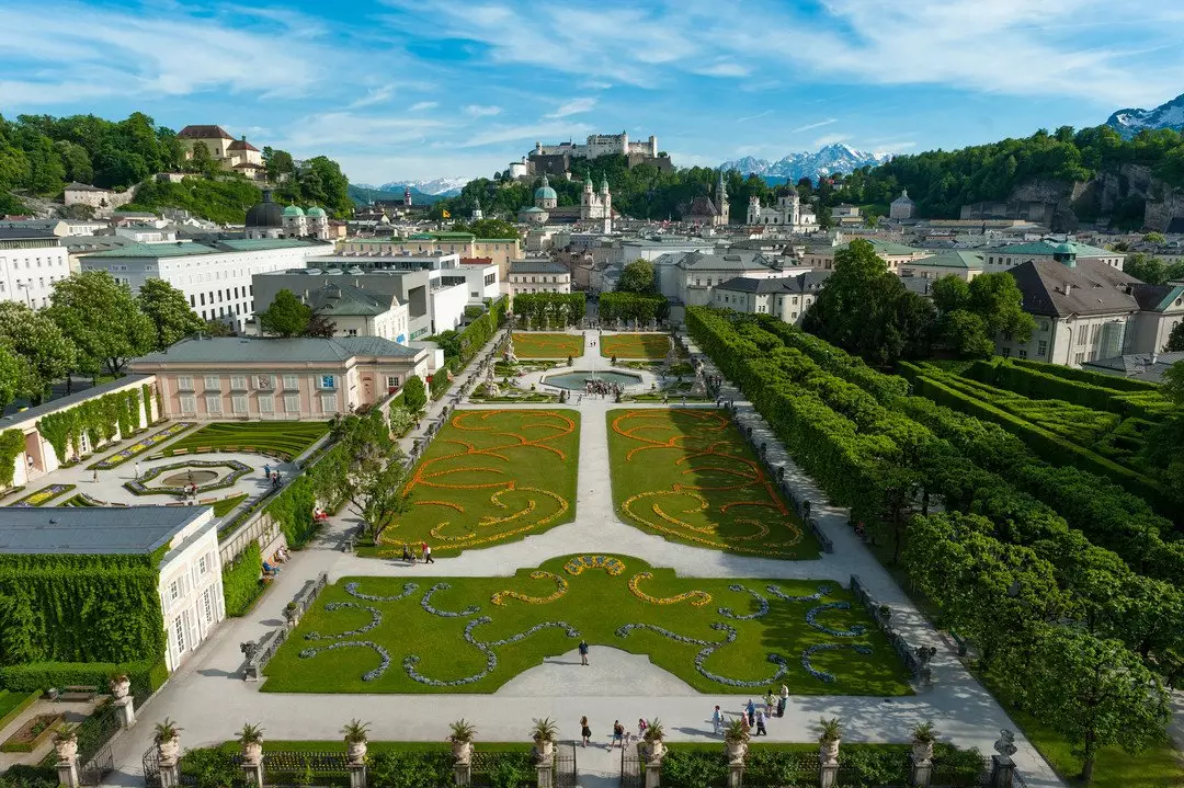 Mengapa mengunjungi satu kota Austria yang menawan ketika Anda dapat mengalahkan tiga kota dalam satu perjalanan? 28292_1