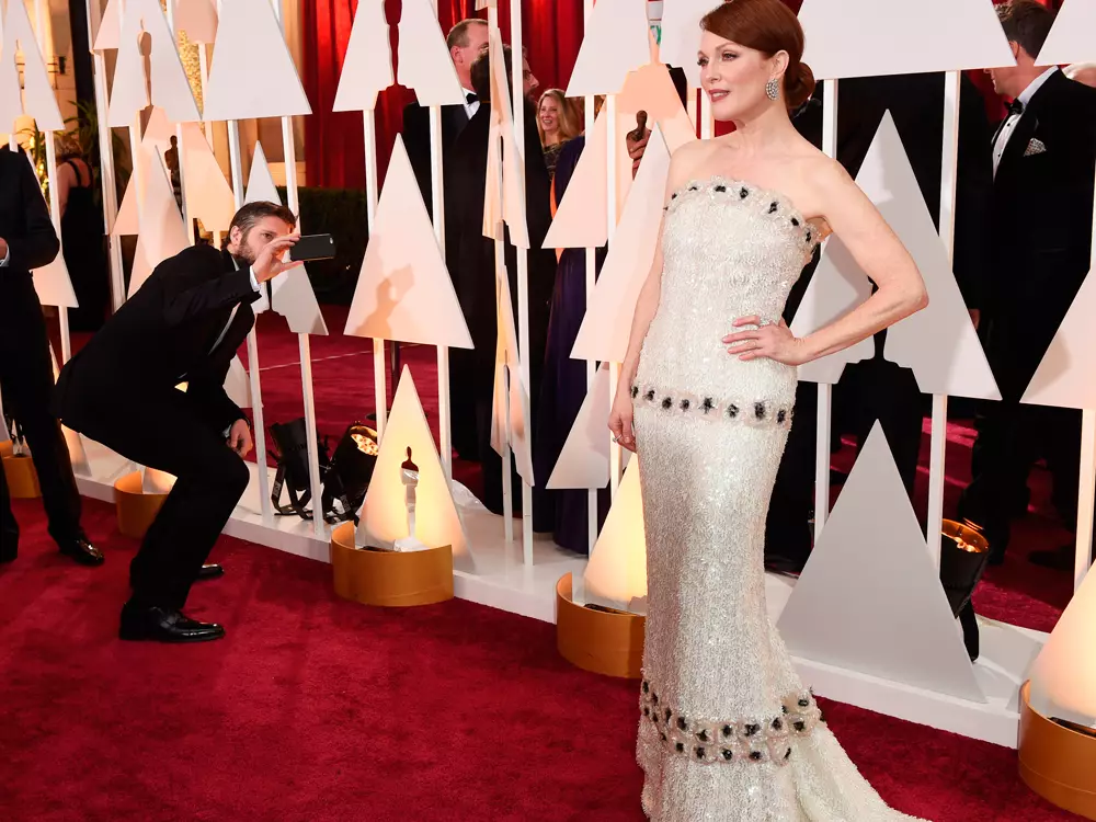 Oscarsgalan 2015: The Story Of Julianne Moore's Incredible Chanel Dress by Numbers 28371_2