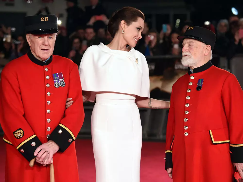 La amo de Ralph & Russo de Angelina Jolie Daŭras Ĉe Senrompita Londona Premiero 28793_2
