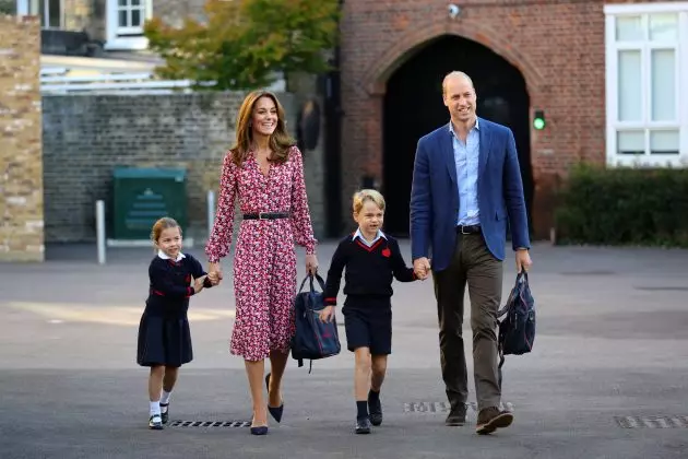 A princesa británica Charlotte de Cambridge, acompañada polo seu pai, o príncipe británico Guillermo, duque de Cambridge, a súa nai, a británica Catalina, duquesa de Cambridge e o irmán, o príncipe británico George de Cambridge, chega para o seu primeiro día de escola a Thomas's Battersea en Londres o 5 de setembro de 2019.