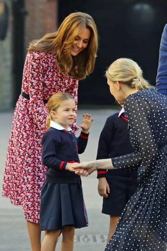 Helen Haslem, directora do colexio inferior, saúda á princesa Charlotte coa duquesa de Cambridge cando chega para o seu primeiro día de escola a Thomas's Battersea en Londres o 5 de setembro de 2019 en Londres, Inglaterra.