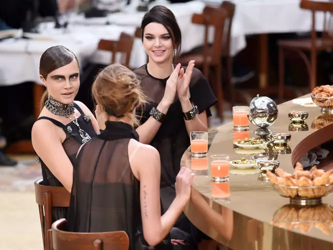 Кара Делевин и Кендъл Дженър се разхождат в модното ревю на Chanel AW15 Cafe 29454_2