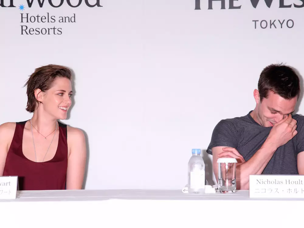 Kristen Stewart i Nicholas Hoult a la conferència de premsa d'Equals a Tòquio 30286_1