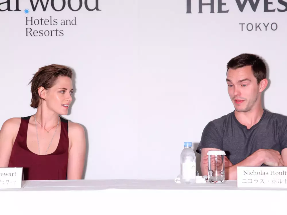 Kristen Stewart i Nicholas Hoult a la conferència de premsa d'Equals a Tòquio 30286_2