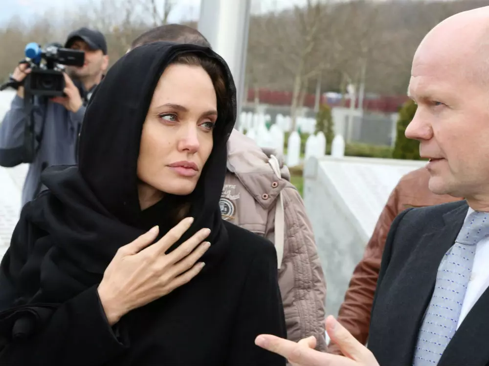 Angelina Jolie në lot gjatë vizitës në Bosnje si pjesë e fushatës së saj kundër përdhunimit të luftës 30370_1