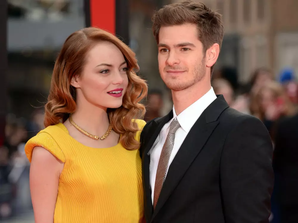 Emma Stone vypadá horko ve žlutých šatech Versace 30713_1