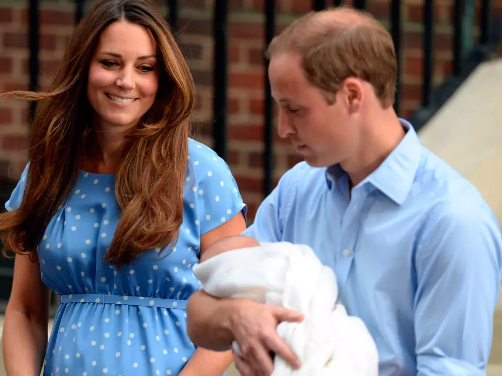 Leanann an Prionsa George Céimeanna iontacha Kate Middleton (Níos luaithe ná mar a shíl tú) 30989_2