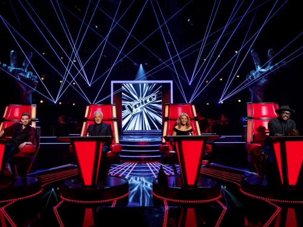 Kylie Minogue Heats Up The Voice UK: Saib Thawj Daim Duab Tshaj Tawm Nrog Cov Neeg Txiav Txim Tshiab 30999_2