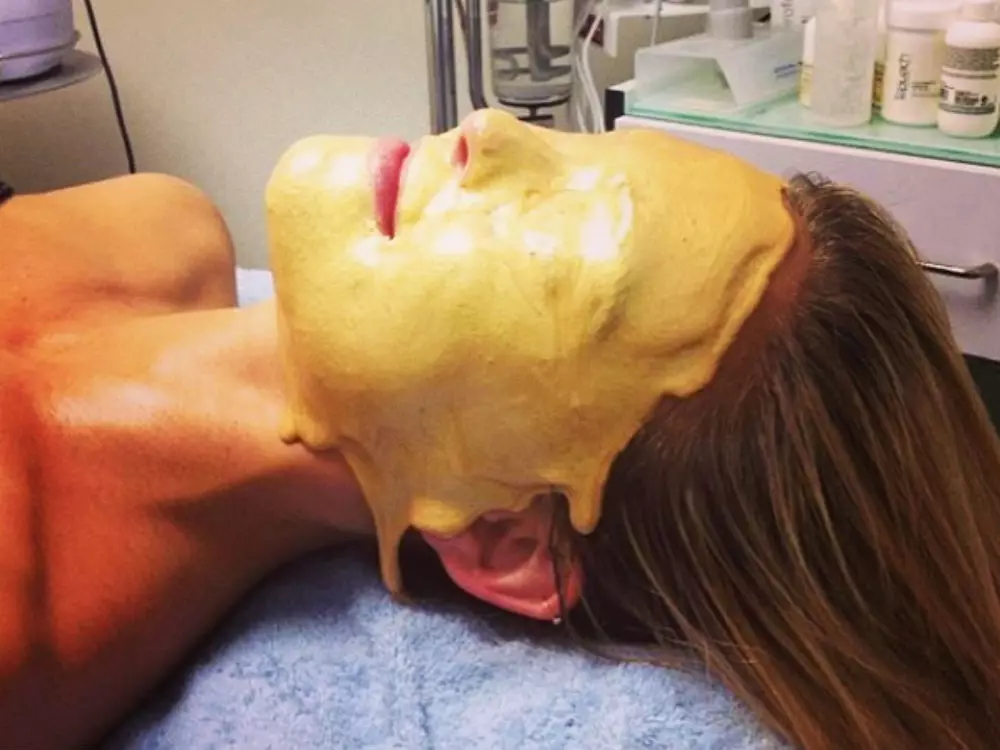 Nakuha ni Bar Refaeli ang Bulawan nga Facial... Ug 5 pang Katingad-an nga Mga Pagtambal sa Katahum sa Celebrity 31205_1