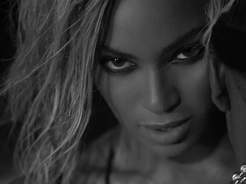 Beyoncé rozbíjí internet s úžasným albem s překvapením 31218_1