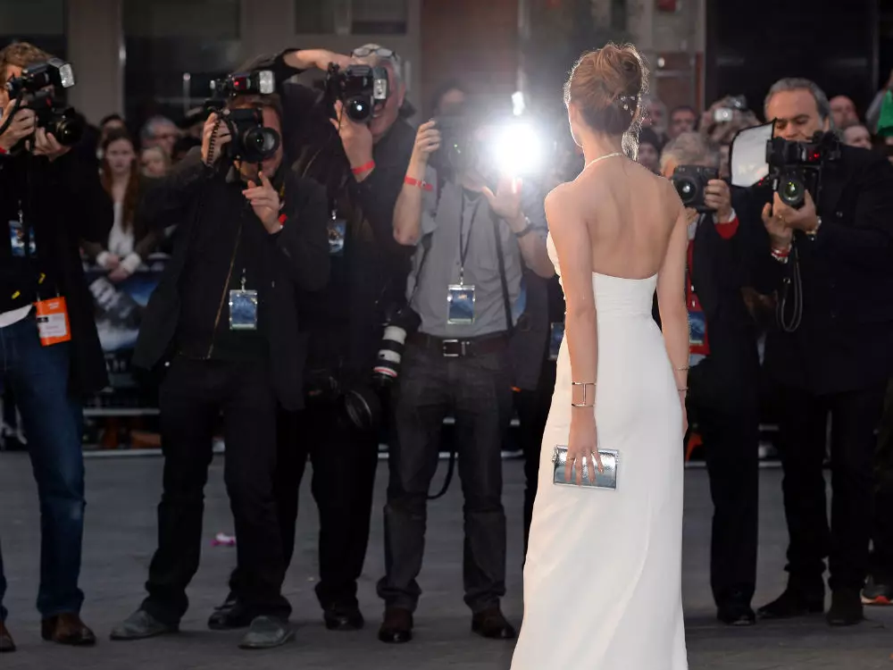 Emma Watson Portas Blankan Veston Al Noah Londona Premiero 31354_1