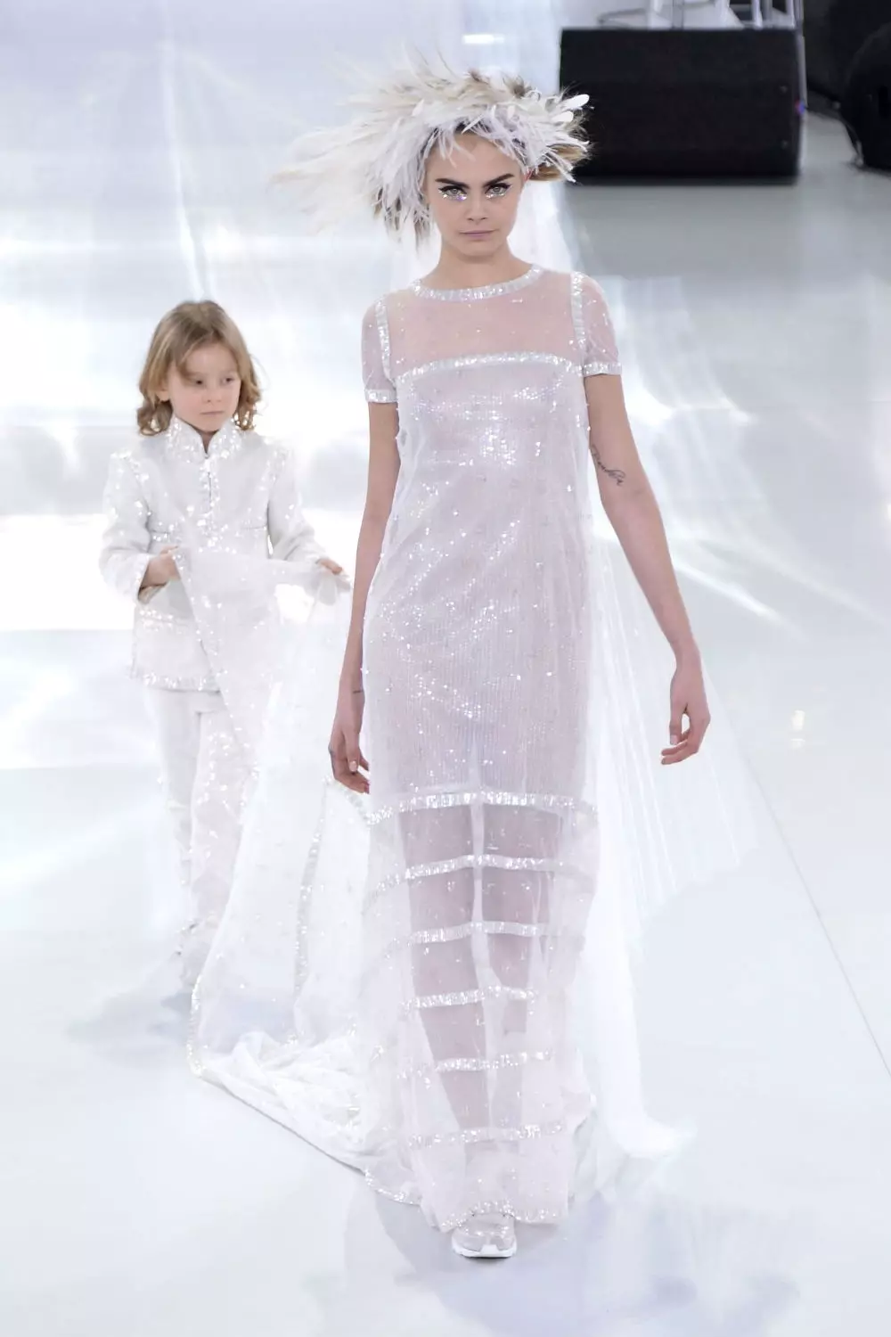 D'Cara Delevingne iwwerrascht als dem Karl Lagerfeld seng Haaptdame an der Chanel Couture