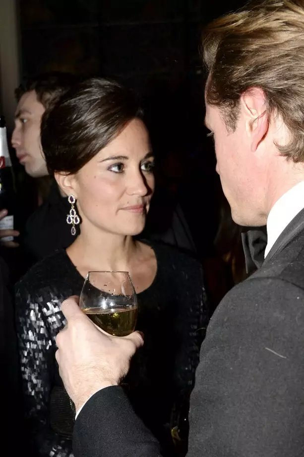 Pippa Middleton คุยกับ Nico Jackson ที่ The Sugarplum Dinner