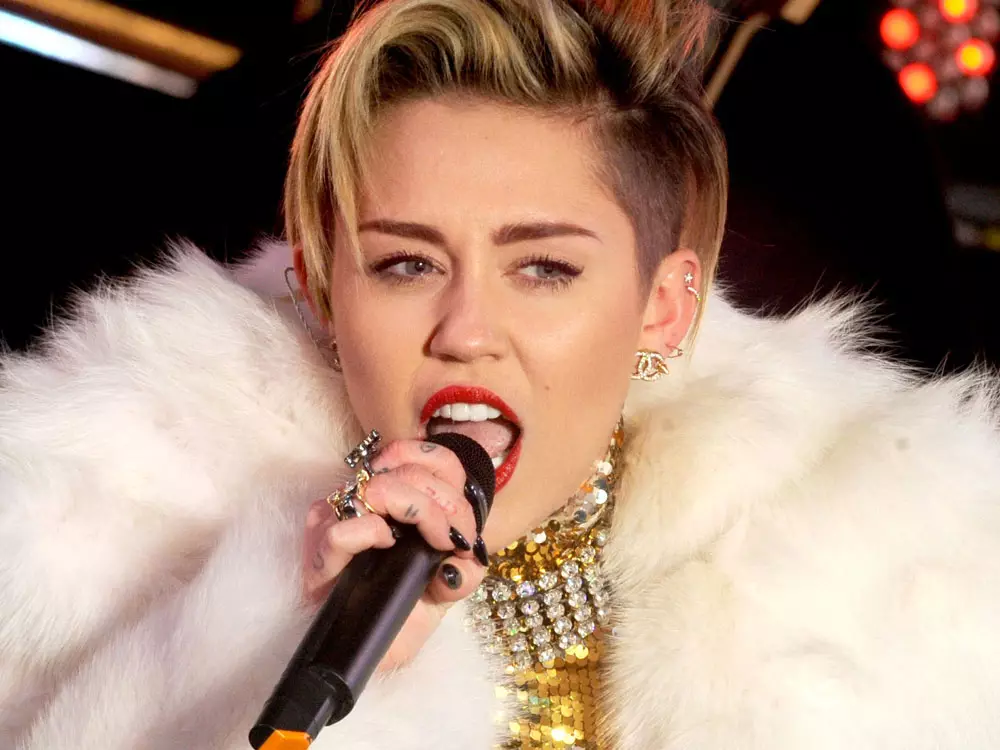 Kayayyakin Yawon shakatawa na Miley Cyrus Na Roberto Cavalli Shine Duk Abinda Muka Yi Tunani 31428_2