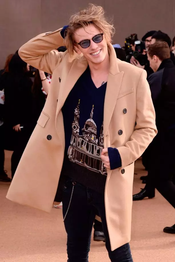 Jamie Campbell-Bower ที่ Burberry ที่ London Fashion Week AW14