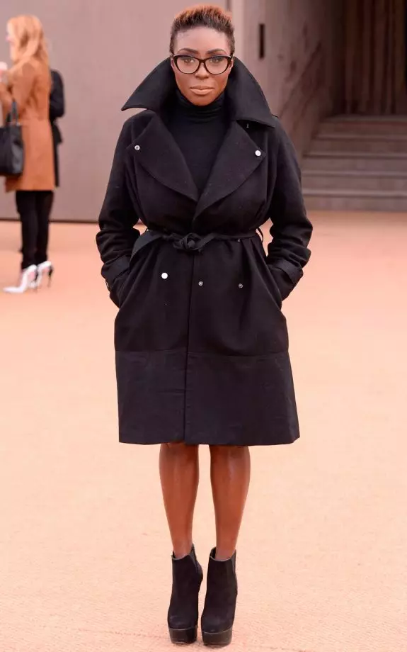 Laura Mvula ที่ Burberry ที่ London Fashion Week AW14