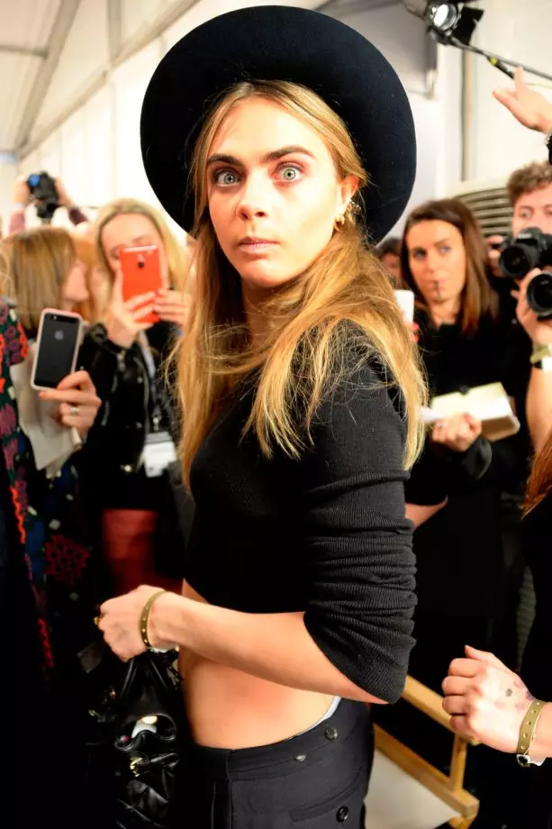 Cara Delevingne ที่ Burberry ที่งาน London Fashion Week AW14