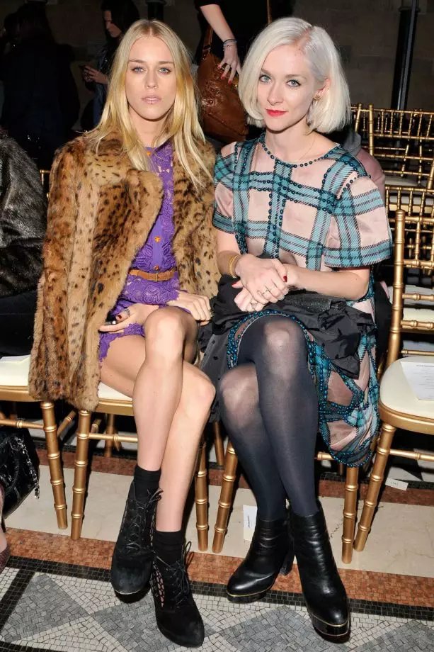 Mary Charteris kaj Portia Freeman ĉe Julien Macdonald ĉe London Fashion Week AW14