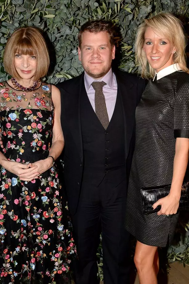 Anna Wintour, James Corden Kaj Edzino Ĉe La Tom Ford Show, London Fashion Week