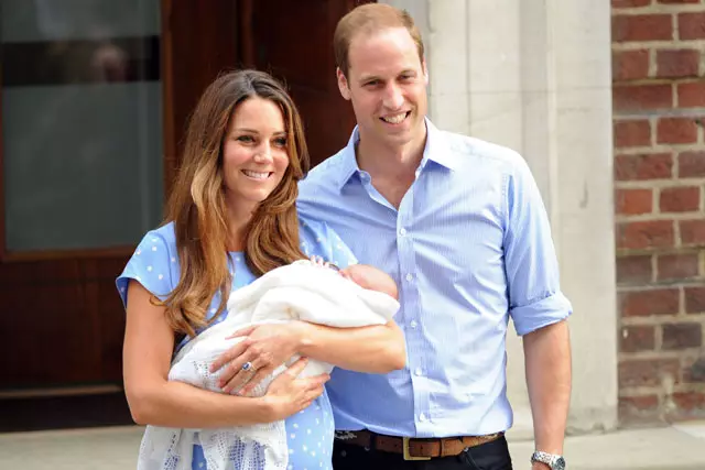 Kate Middleton tana zaune kyakkyawa a Hoton Kirsimeti na Yarima George 31537_3