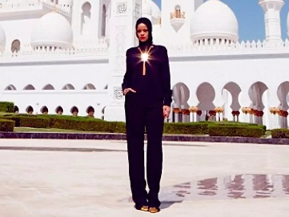 Rihanna požádala, aby opustila mešitu po focení v Abu Dhabi 31741_1