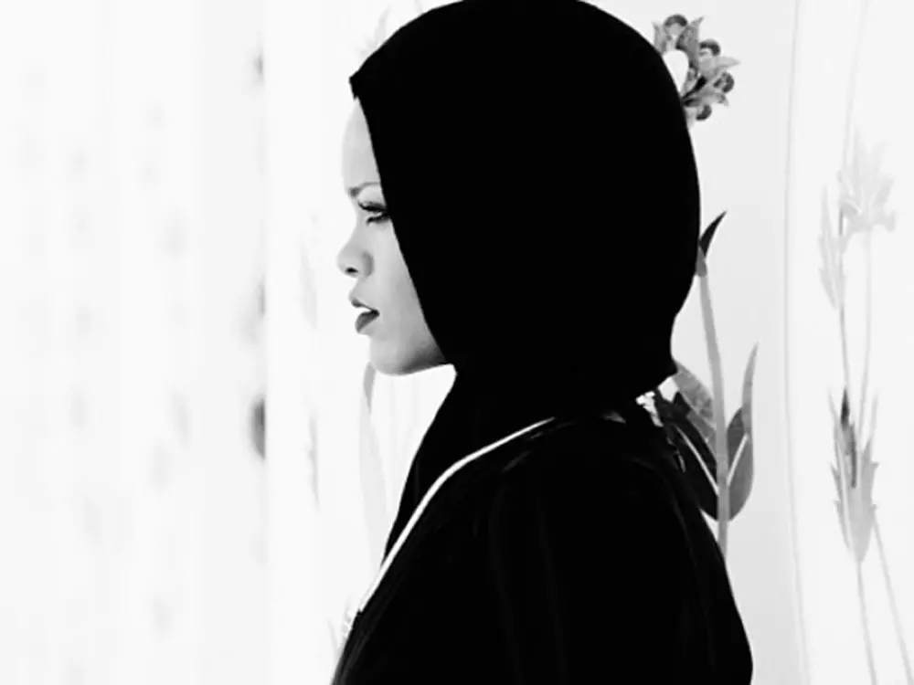 Rihanna požádala, aby opustila mešitu po focení v Abu Dhabi 31741_3