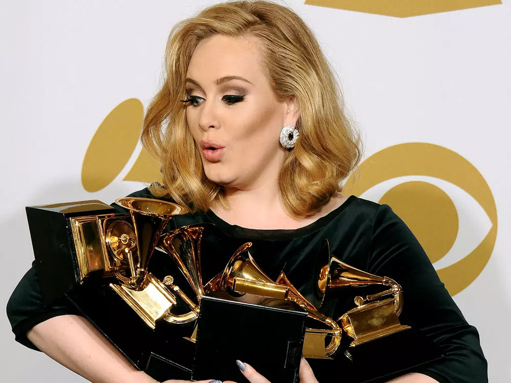 Adele သည် မိခင်ဖြစ်ခြင်းနှင့်ပတ်သက်၍ အံ့အားသင့်ဖွယ်ထုတ်ပြန်ချက်တစ်ခု ပြုလုပ်ခဲ့သည်။ 31757_1
