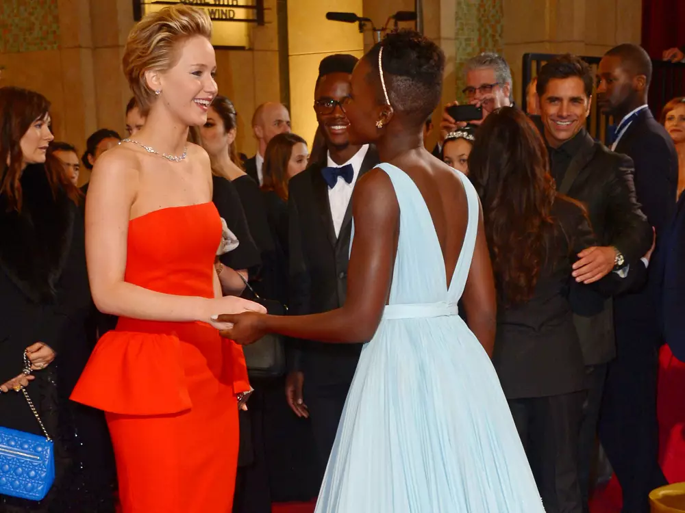 Jennifer Lawrence ເດີນທາງໃນງານ Oscars 2014 Red Carpet... ອີກຄັ້ງ 31892_2