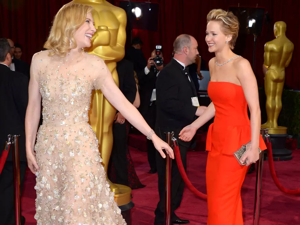 Jennifer Lawrence ar Thurais ar Chairpéad Dearg 2014 Oscars... Arís 31892_3