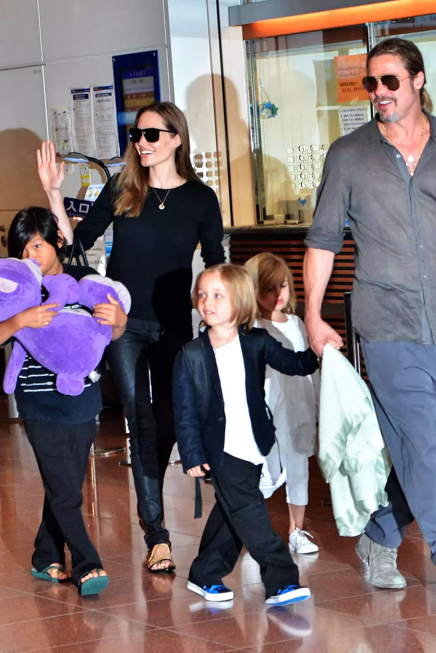 Брэд Питт и Анджелина Джоли прибыли в аэропорт Токио с семьей на буксире