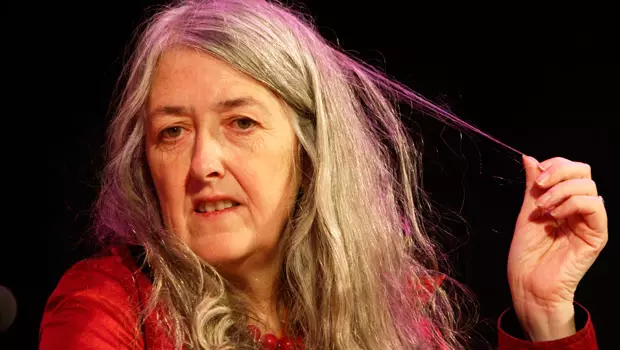 យុទ្ធនាការ M&S រិះគន់ដោយ Mary Beard ចំពោះការខ្វះសក់ពណ៌ប្រផេះ 32127_1