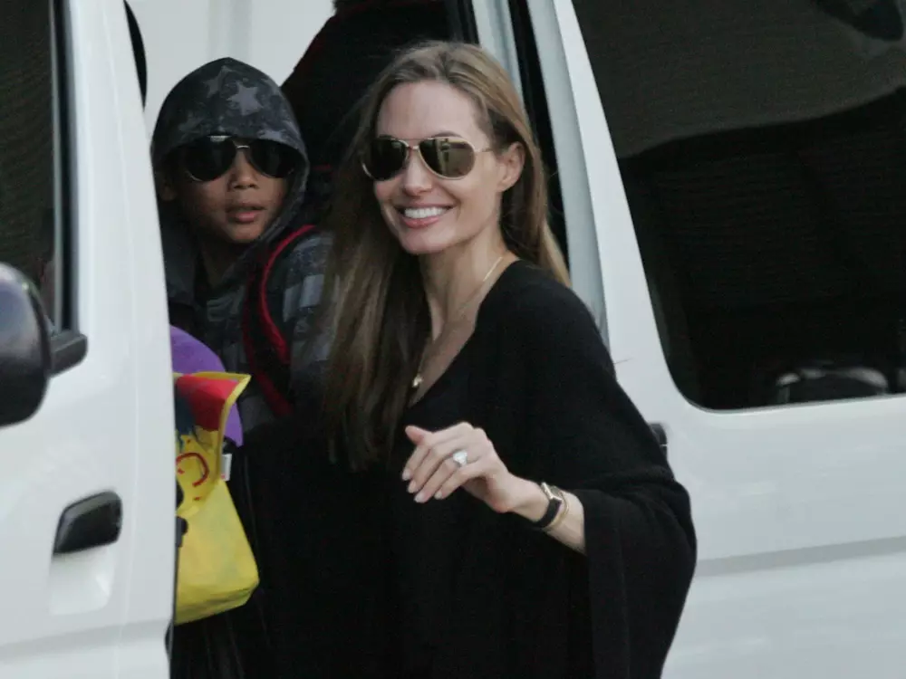 Angelina Jolie ריליסיז אַ העאַרטוואַרמינג בילד צו העכערן איר נייַע פֿילם 32207_1