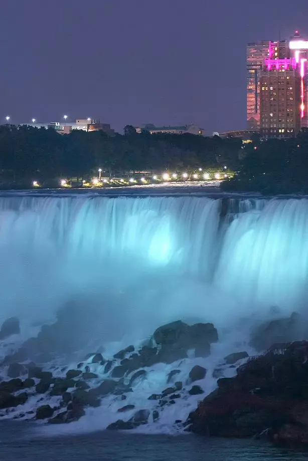 Amerika Syarikat Menghormati Kelahiran Dengan Menyalakan Air Terjun Niagra Dengan Warna Biru