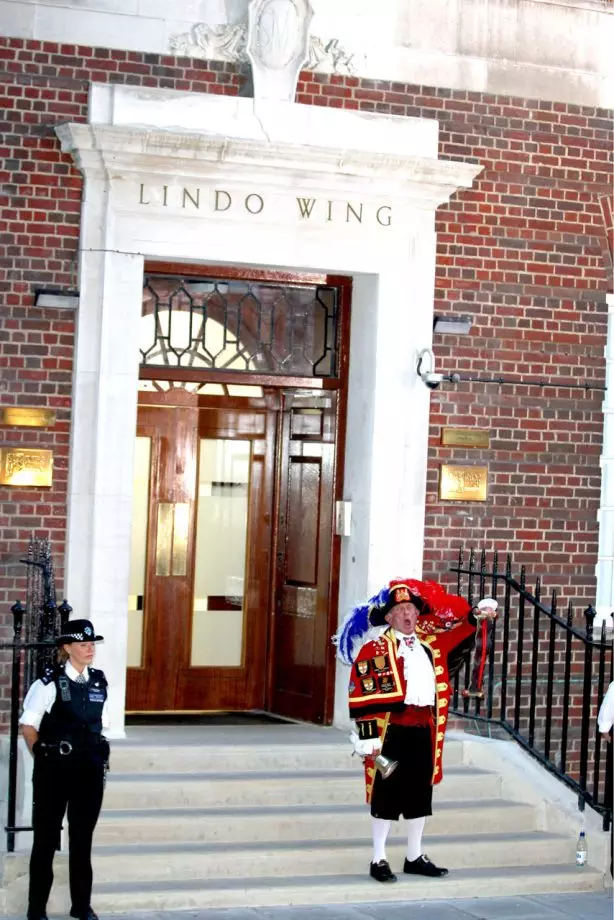 I-Town Crier ngaphandle kwe-Lindo Wing