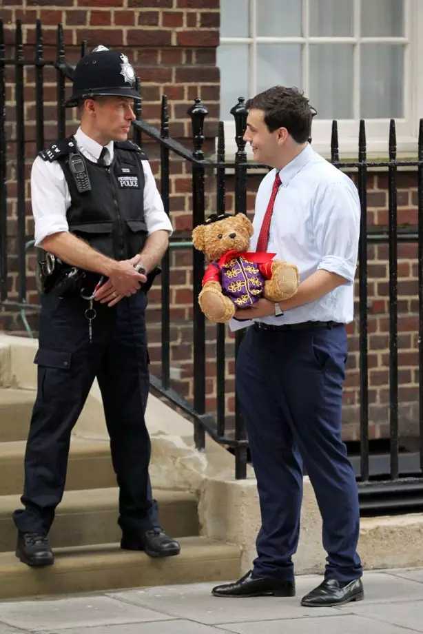 Anggota Polis Menerima Teddy Bear Di Pintu Hospital