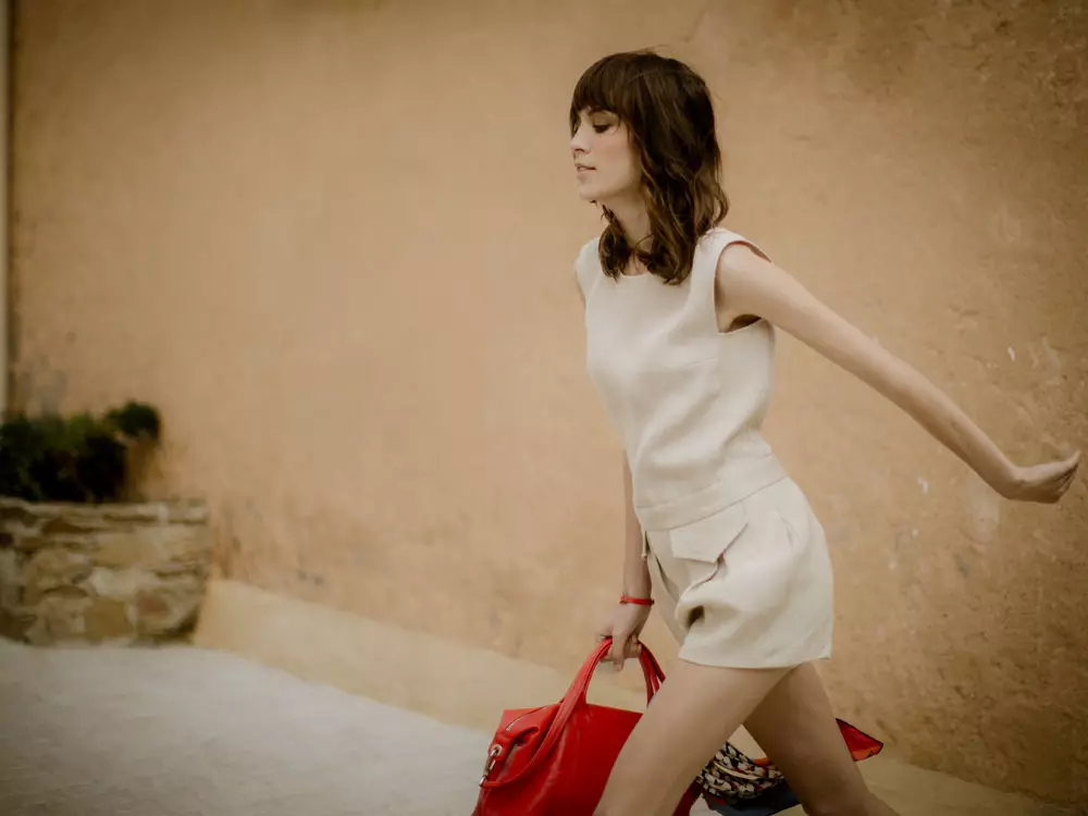 Alexa Chung tar en stilig løpetur rundt St Tropez for Longchamp SS14 32435_3