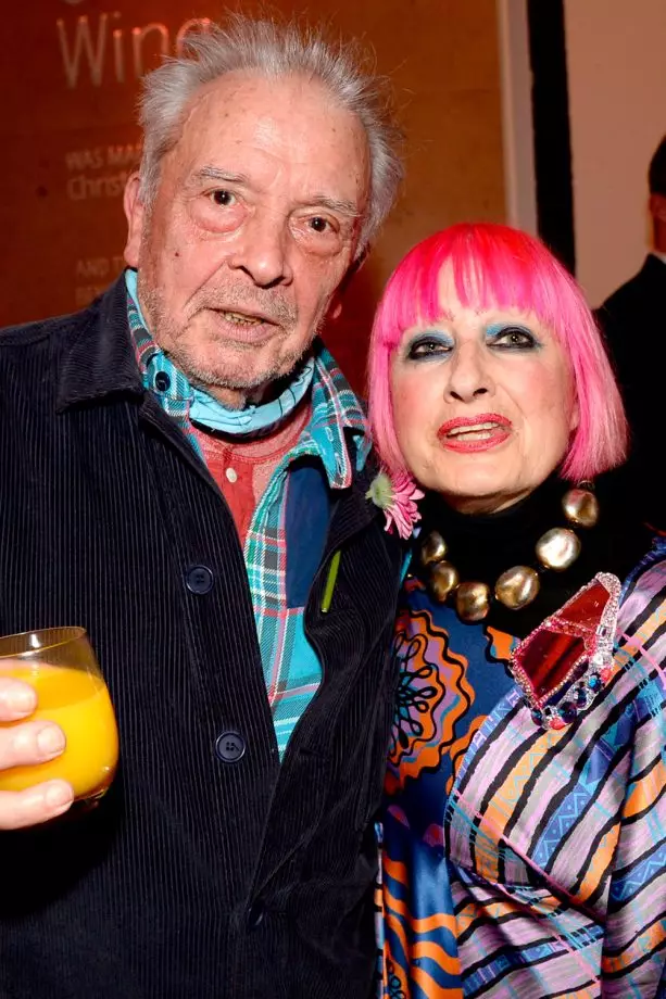 David Bailey posa con Zandra Rhodes en la exposición Stardust de David Bailey